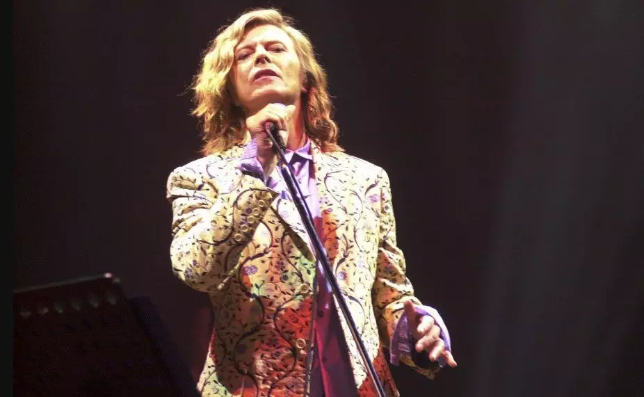 Glastonbury Flashback: David Bowie ag léiriú 'Heroes' ó Chéim na Pirimide
