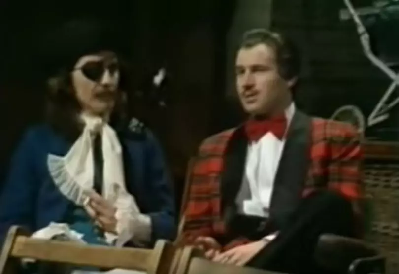 George Harrison sareng Neil Innes ngalaksanakeun 'The Pirate Song'