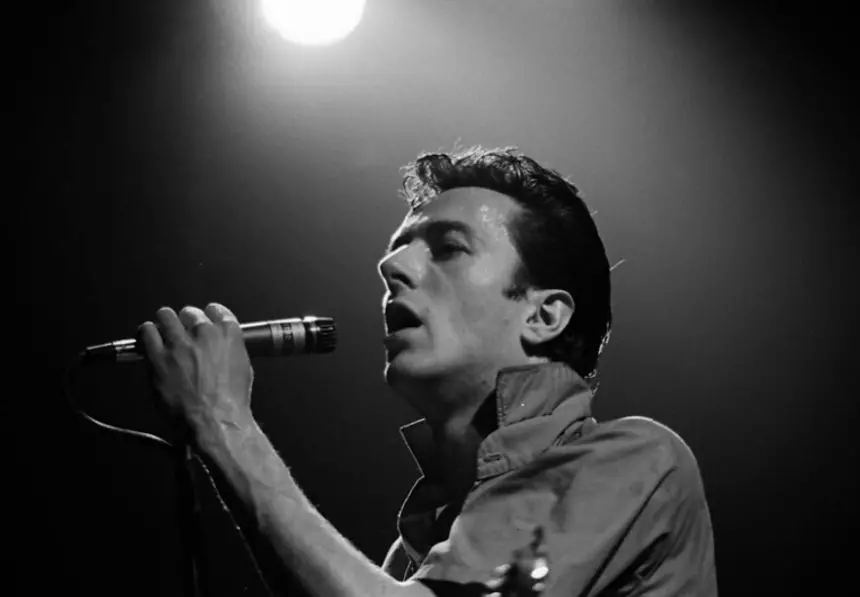 The Jam тобымен бірге The Clash тобының "White Riot" турын еске түсіру