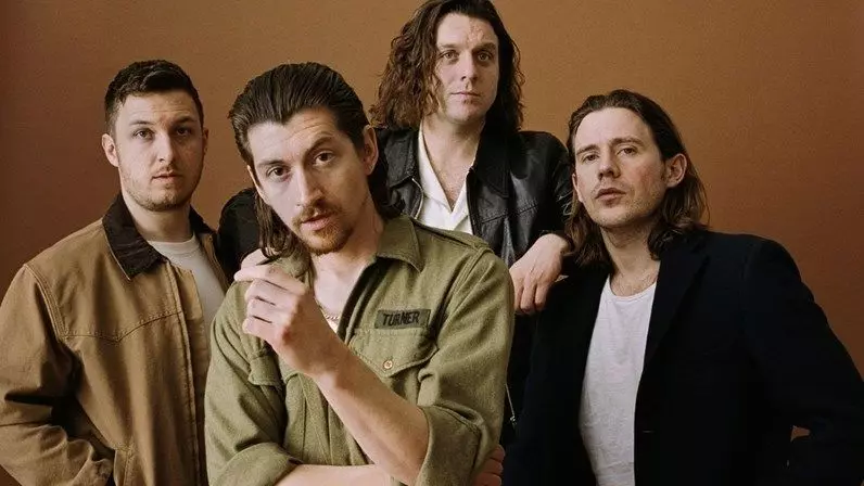 Arctic Monkeys ڪلاسڪ اھي لکيا آھن جڏھن ھڪ بار ۾ شراب پيئندا ھئا