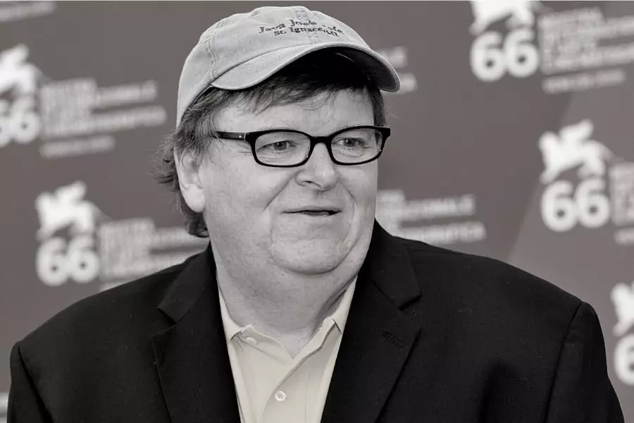Filamu 10 bora za Michael Moore zimeorodheshwa