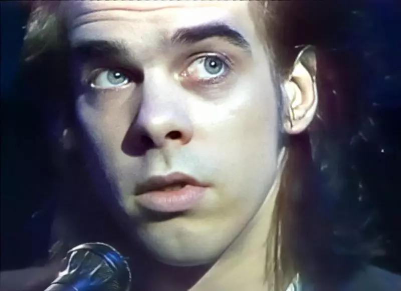 Mae Nick Cave a Neko Case yn ymdrin â The Zombies 'She's Not There'