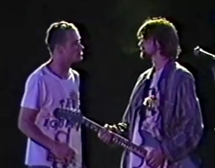 Nirvana soittaa "Smells Like Teen Spirit" Flean kanssa trumpetilla