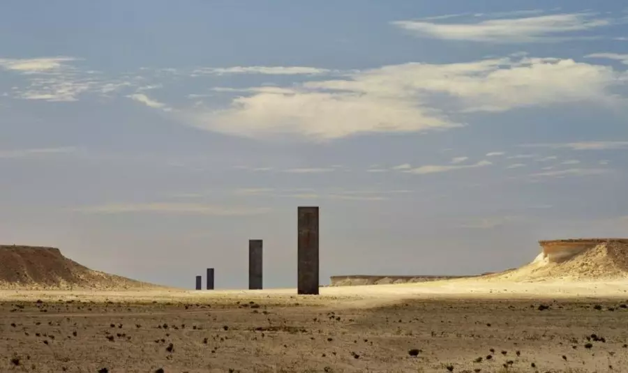 Niharan'ny fanimbana ny sary sokitra nataon'i Richard Serra any amin'ny efitra Qatar