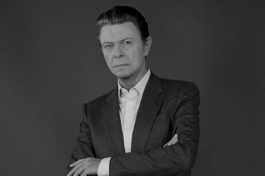Luister naar het nummer 'Heroes' van David Bowie via '8D music'