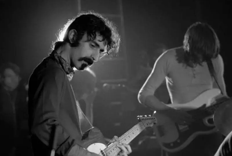 Píosaí scannáin annamh de Frank Zappa ag seinnt le Pink Floyd
