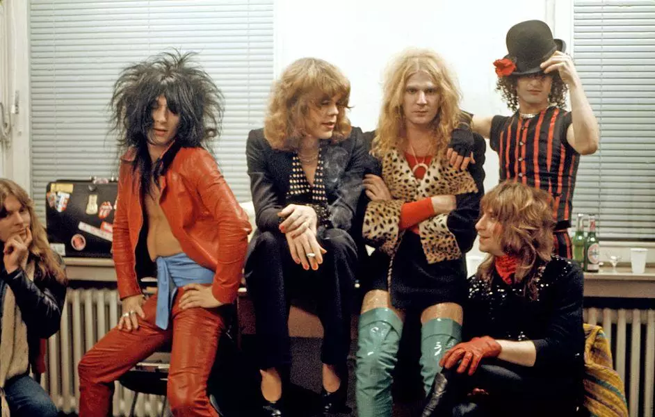 Guarda i New York Dolls esibirsi travestiti nel 1974
