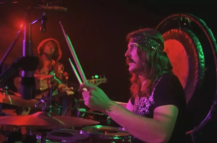Drums ໂດດດ່ຽວຂອງ John Bonham ສໍາລັບ 'Rock and Roll' ຂອງ Zeppelin