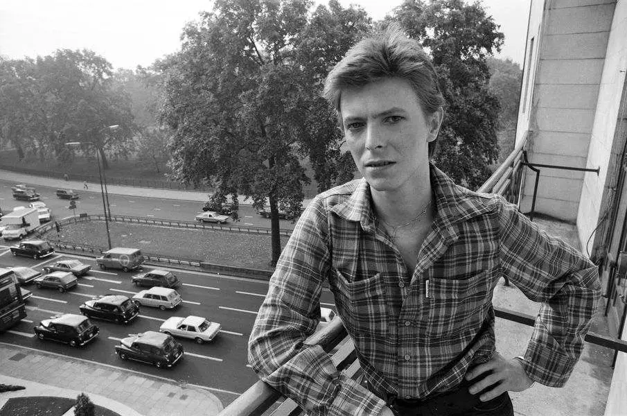 Albûma Bowie David Bowie şermezar kir