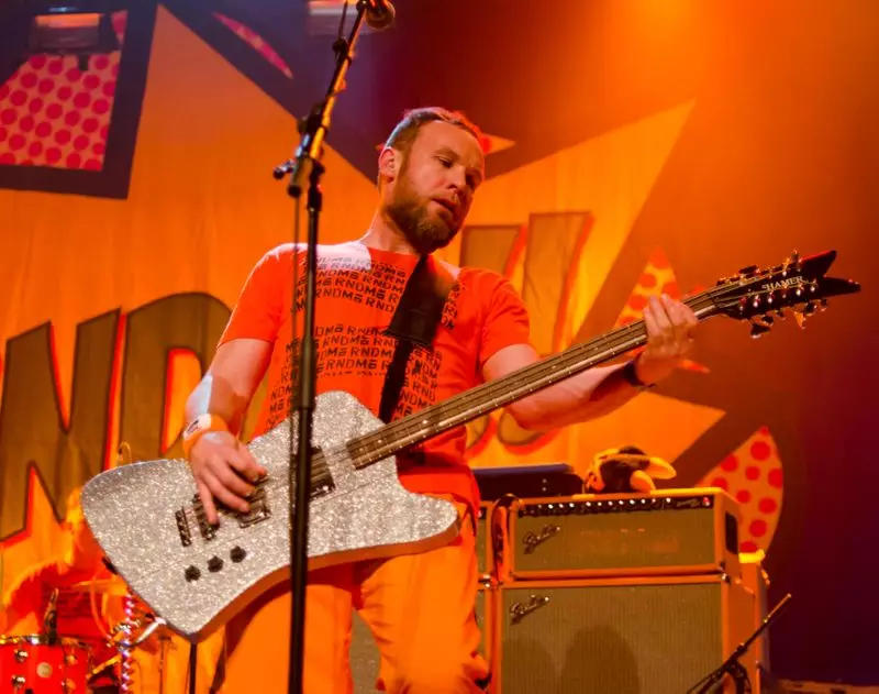 Einangraður bassi Jeff Ament á 'Black' eftir Pearl Jam