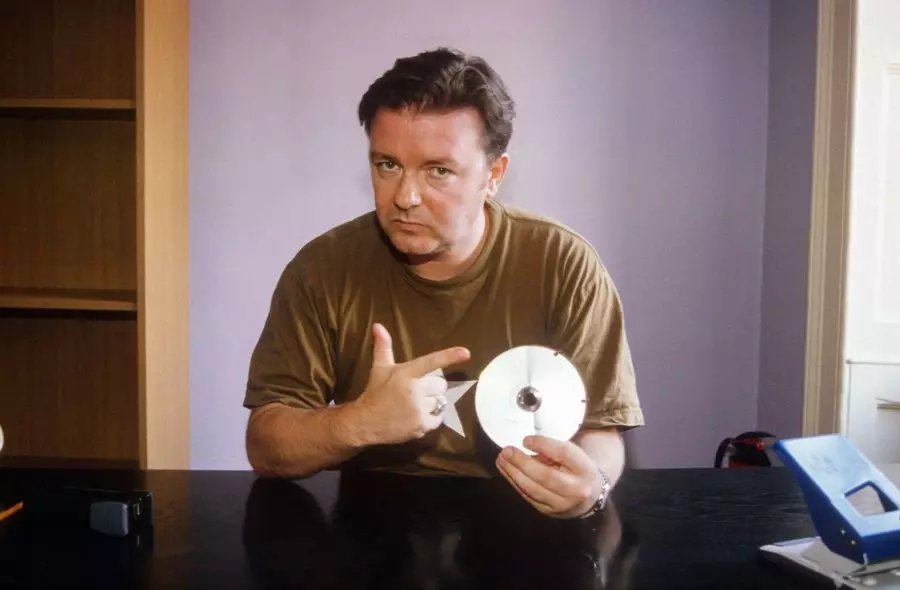 Kaip Ricky Gervaisas vadovavo britų popmuzikos legendoms Suede