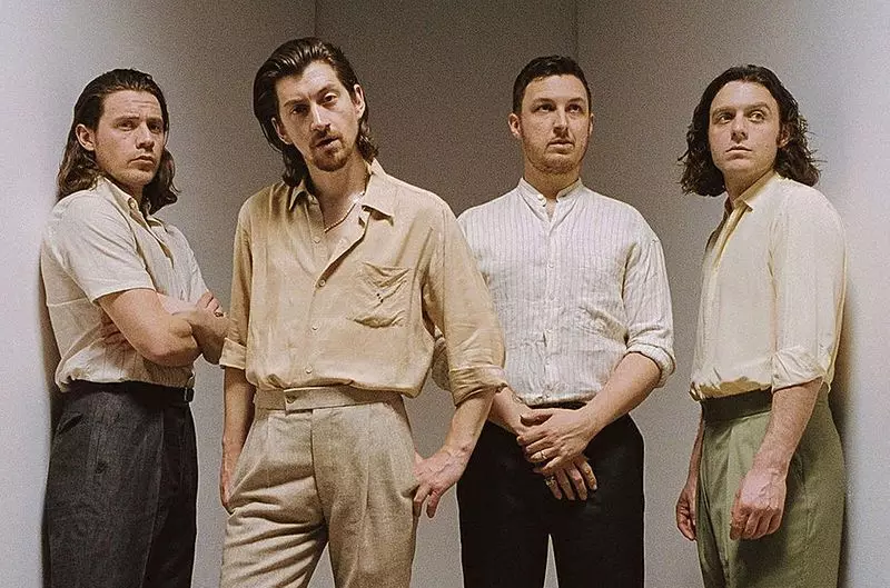 Arctic Monkeys bevakar The White Stripes live