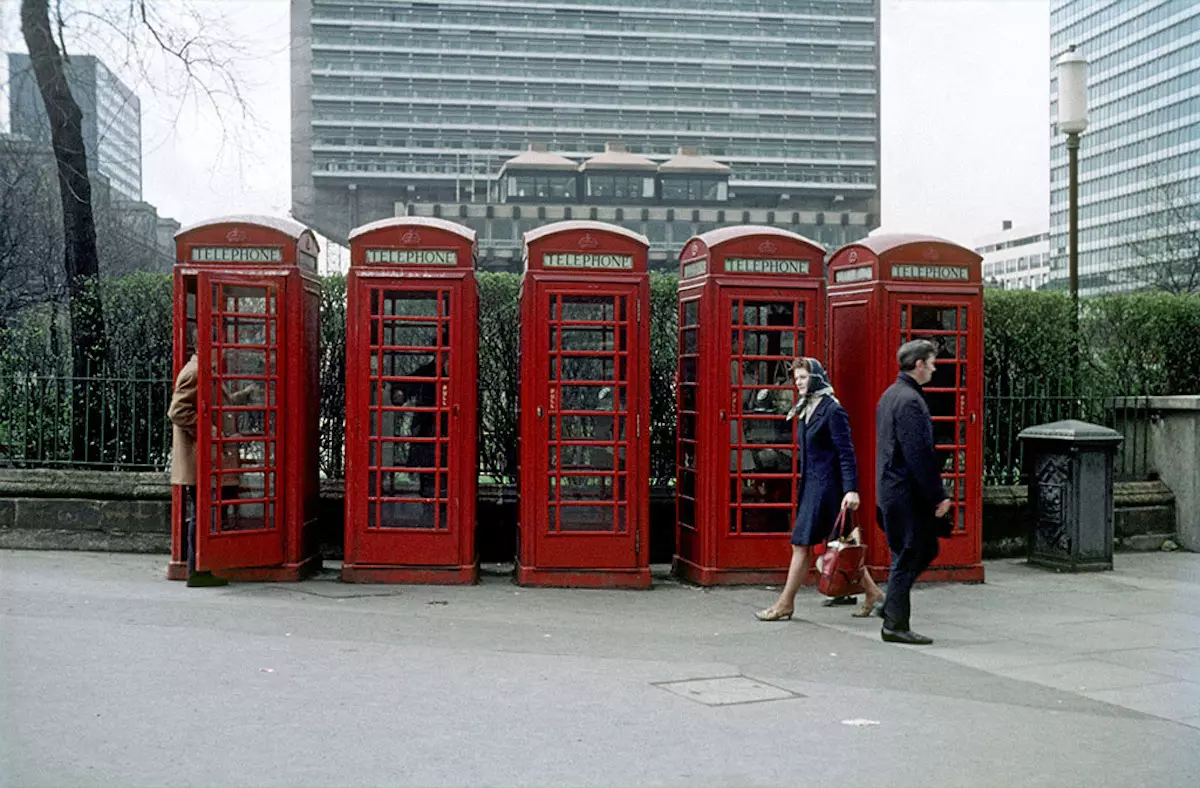 Sekumpulan lima kotak telefon awam 'K6' di pinggir Piccadilly Gardens, Manchester, sekitar tahun 1969.