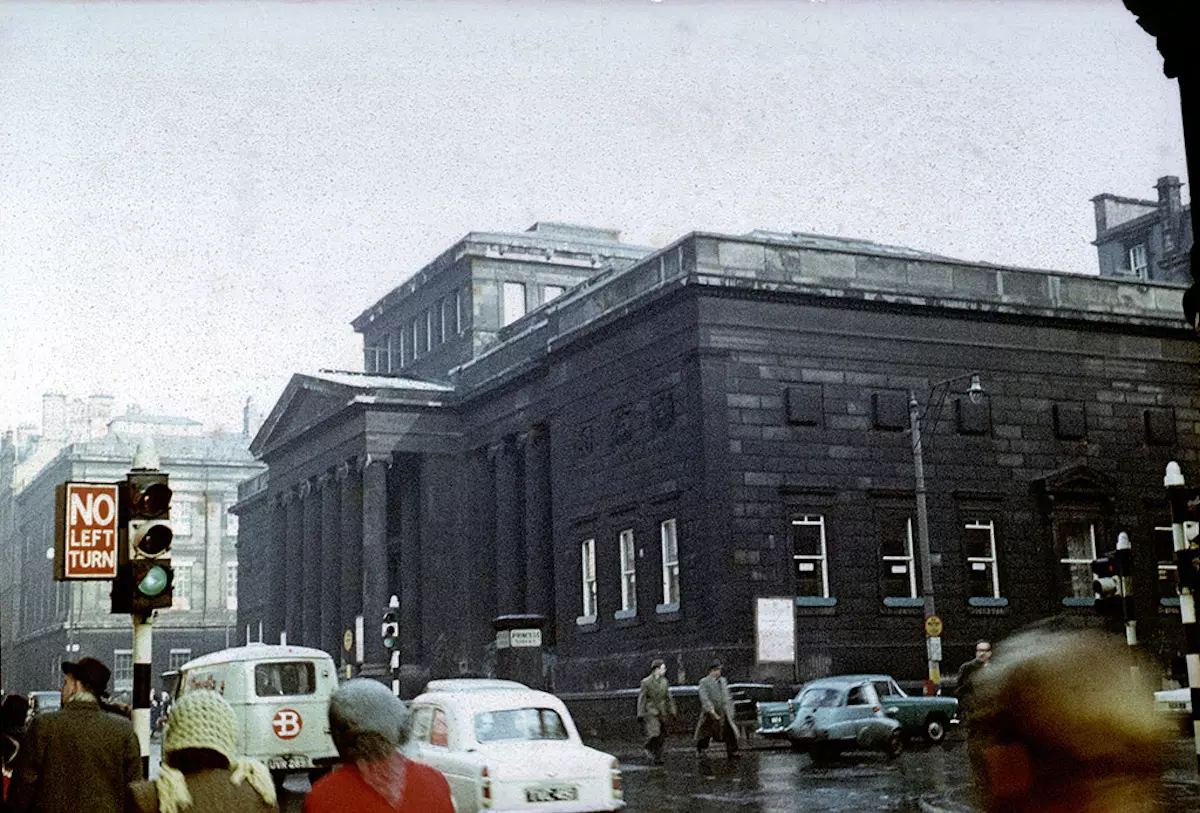 A Manchester City Art Gallery no cruce de Mosley Street e Princess Street, fotografada a principios dos anos 60. Deseñado por Charles Barry como a Royal Manchester Institution e construído entre 1829 e 1836