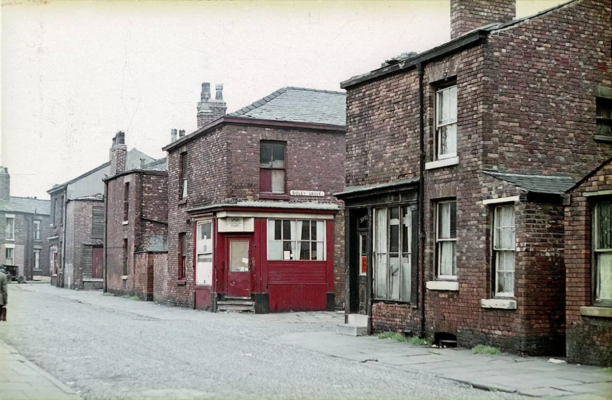 Strada Crowborough, lângă intersecția cu Ridley Grove, în districtul Hulme/Greenheys din Manchester, fotografiată în jurul anului 1967.