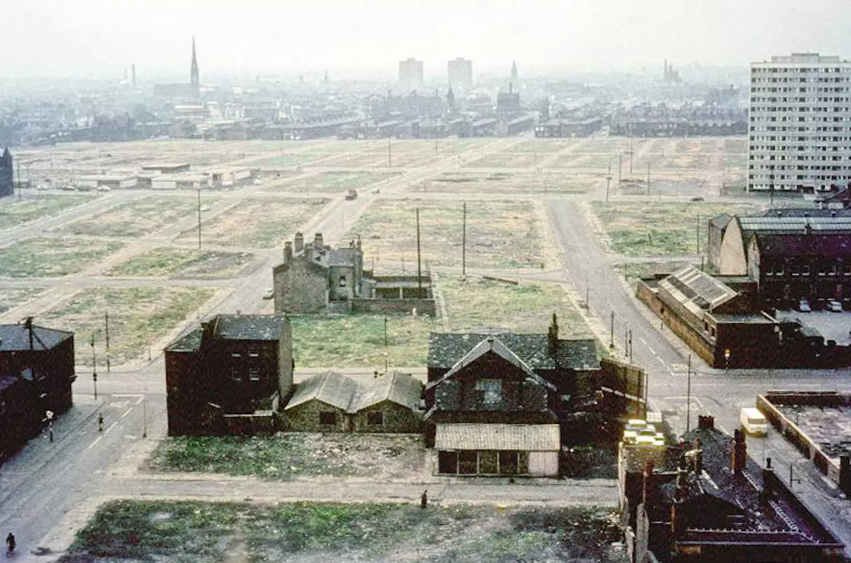 橫跨 Hulme 的視圖顯示已清除可進行重建的區域。取自 1966 年左右曼徹斯特藝術與設計學院（現查塔姆大樓）的擴建部分。