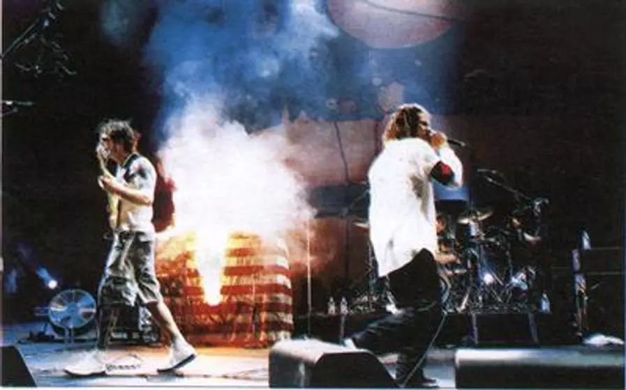 Rage Against The Machine membakar bendera Amerika di atas panggung