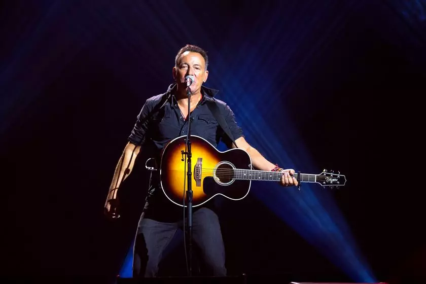 Lelee Bruce Springsteen na-ekpuchi Clash's 'Clampdown'