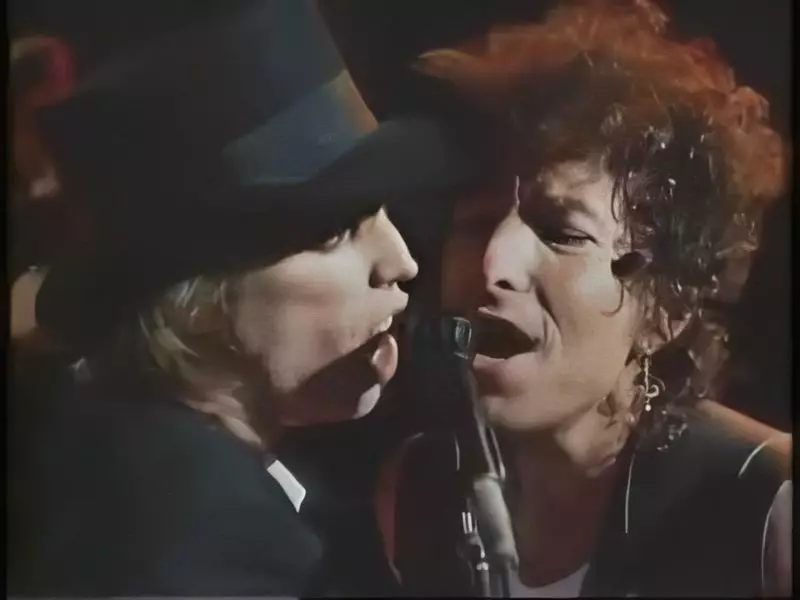 밥 딜런(Bob Dylan)과 톰 페티(Tom Petty)가 'Knockin' On Heaven's Door'를 연주합니다.