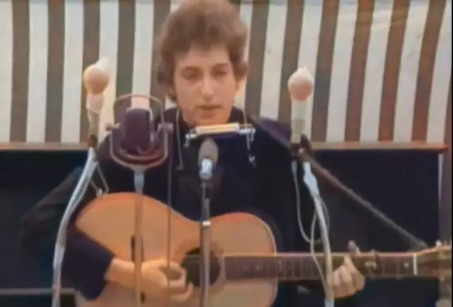 鲍勃·迪伦 (Bob Dylan) 以彩色演唱手鼓先生 (Mr Tambourine Man Newport Folk)
