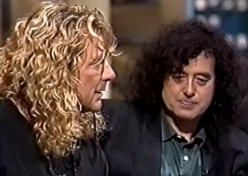 Jimmy Page နှင့် Robert Plant သည် acoustic Stairway to Heaven တွင် ကစားသည်။