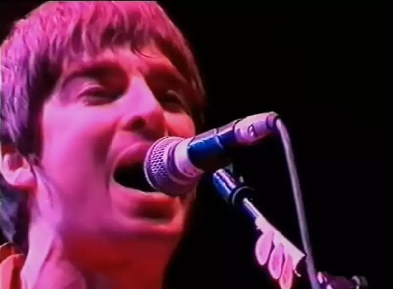 Oasis voert 'Don't Look Back In Anger' uit op Maine Road 1996