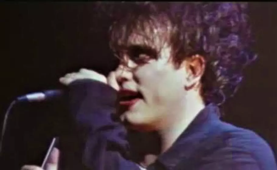 The Cure يؤدي عرضهم "Friday، I'm In Love" ، ديترويت ، 1992