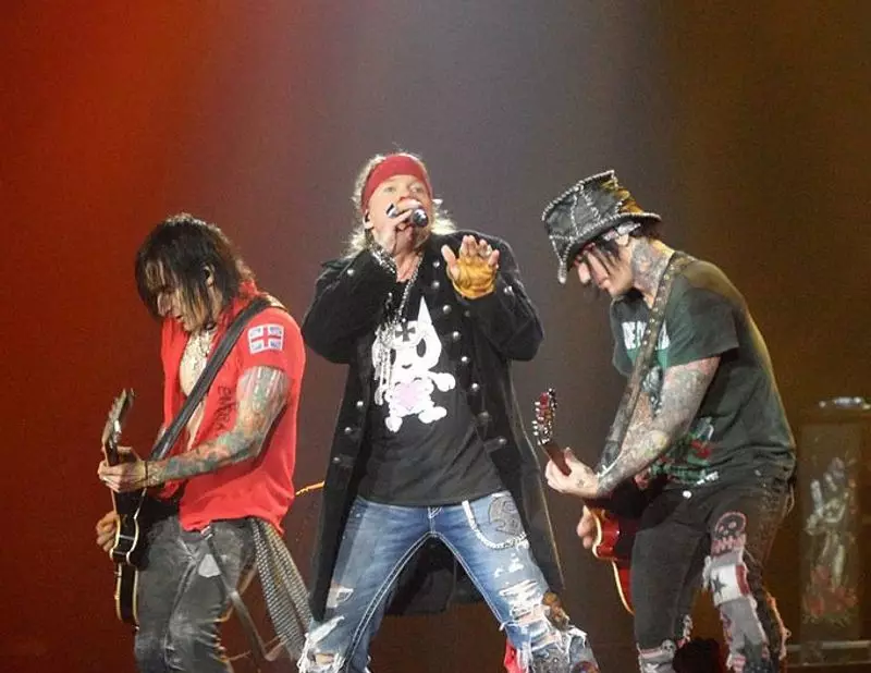 Guns 'N' Roses nyebabake kerusuhan lan dilarang saka St