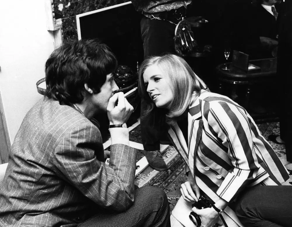 Fotograful Linda Eastman (1941 - 1998) vorbește cu Beatle Paul McCartney la lansarea de presă a noului album al Beatles, „Sergeant Pepper's Lonely Hearts Club Band”. Cuplul s-a căsătorit doi ani mai târziu. (Fotografia de John Pratt/Getty Images)