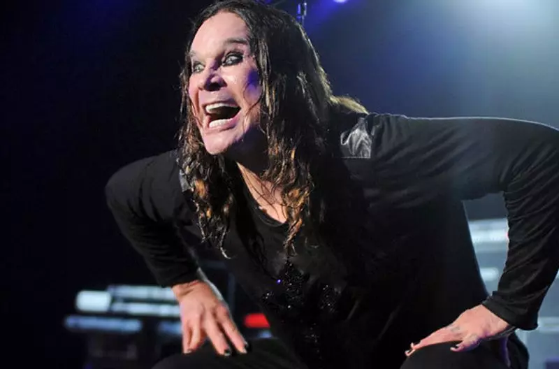 Ozzy Osbourne prokrastas ĉiujn turneajn datojn de 2019 pro malsano