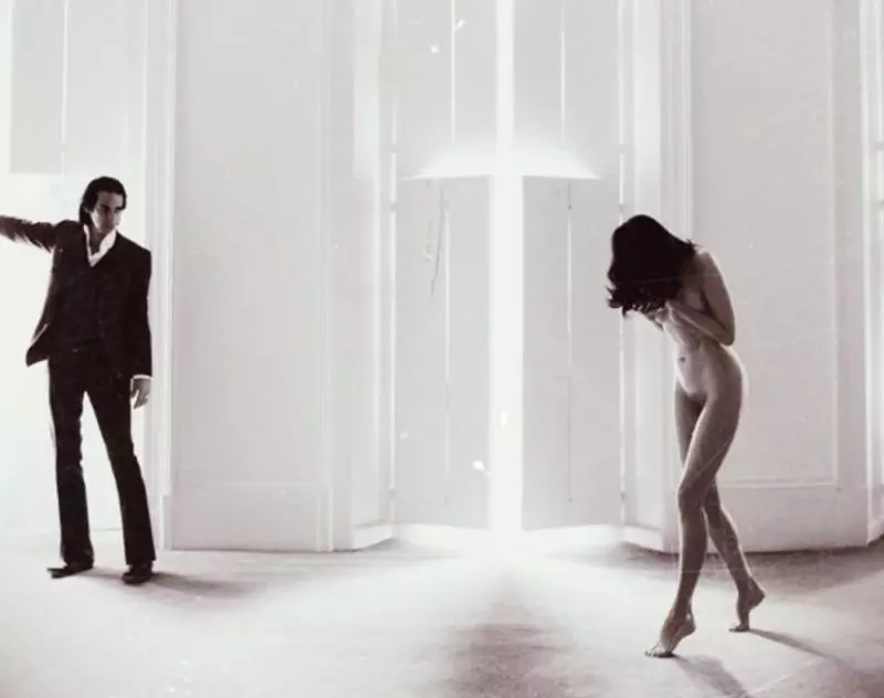 Голата обложка на албум на Ник Кейв с участието на съпругата Сузи Бик