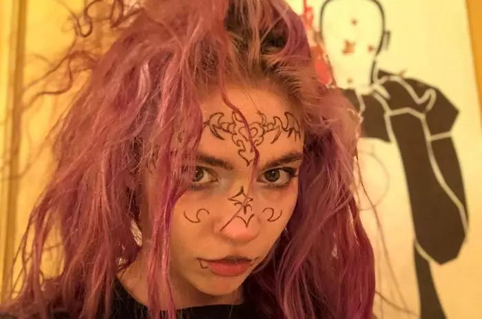 Grimes llama al álbum anterior 'Art Angels' "un pedazo de mierda"