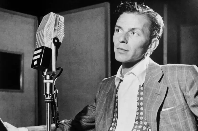 Ο Frank Sinatra ερμηνεύει ζωντανά το τραγούδι των Beatles "Something".