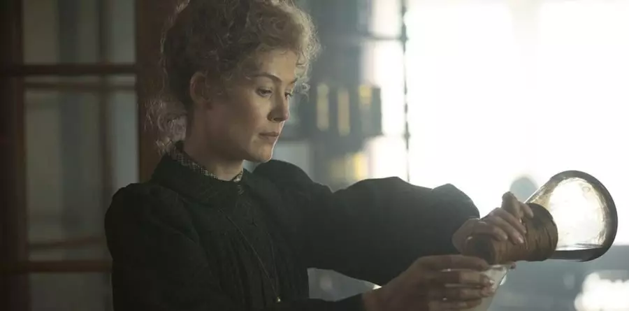 Recenze radioaktivního filmu: Rosamund Pike hraje Marie Curie