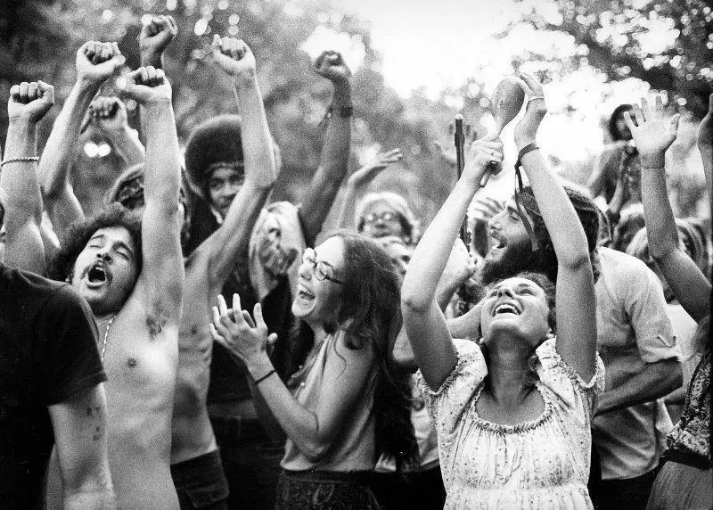 Hippies dançando