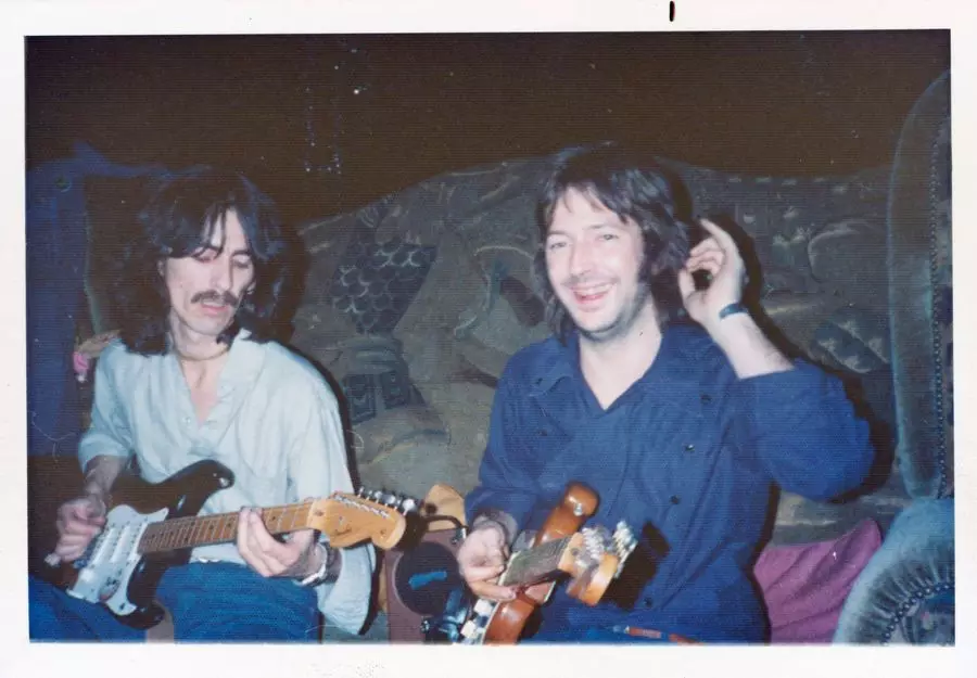Bagaimana Eric Clapton tampil di 'While My Guitar Soft Weeps'
