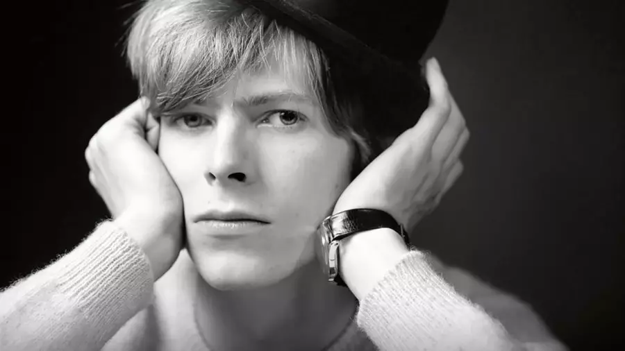 David Bowie imbonankubone yashizweho kugirango igaragaze Trent Reznor