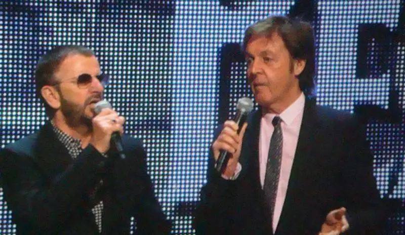 Ang mga duet ni Ringo Starr uban ni Paul McCartney sa 'Birthday', 2010