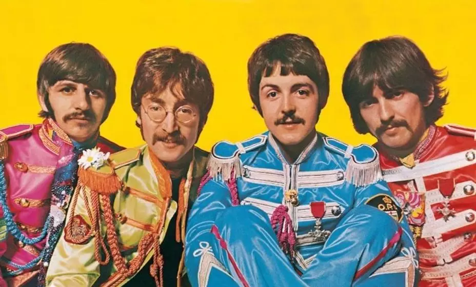 Olyckan som fick The Beatles att odla mustascher