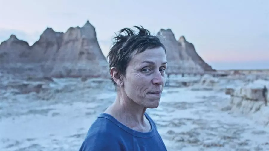 Recenzia 'Nomadland': Portrét modernej Ameriky Chloé Zhao