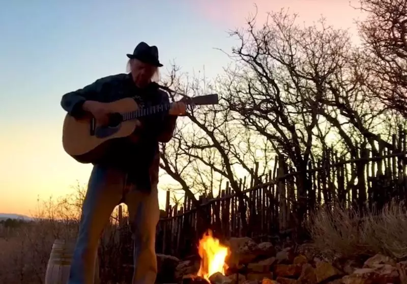 Neil Young performt seltene Songs in neuer „Fireside Session“