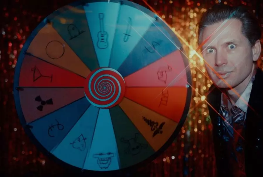 एलेक्स काप्रानोस ने 'गुड टू गो!' के लिए लॉस बिचोस के वीडियो में अभिनय किया।
