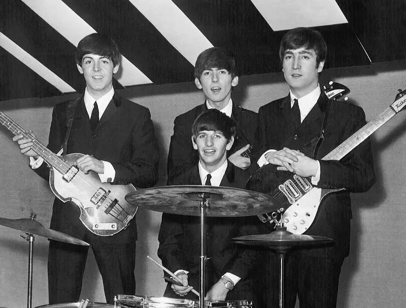 The Beatles исполняют песню She Loves You по шведскому телевидению, 1963 год.