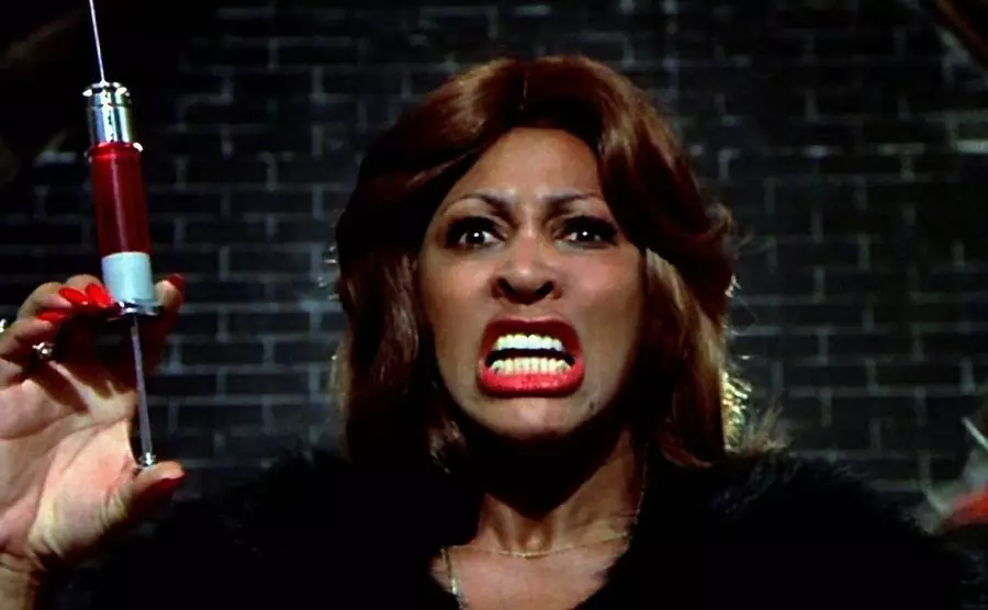 Tina Turnerin "Tommy" filmindəki sürreal səhnə oğurluğu rolu