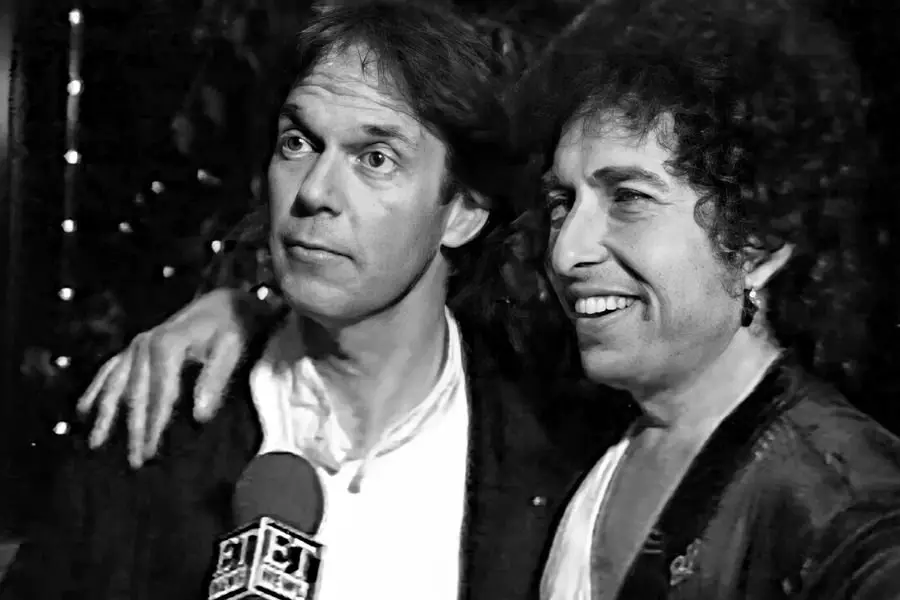 Bob Dylan və Neil Young bir jurnalistlə oynayanda