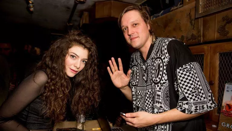 Arcade Fire Lorde single'ı 'Green Light'ı izleyin