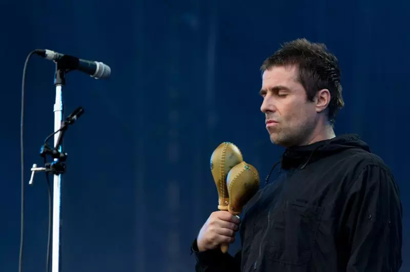 Liam Gallagher သည် Alex Turner နှင့်အတူ အပေါက်ကို မြှုပ်နှံထားသည်။