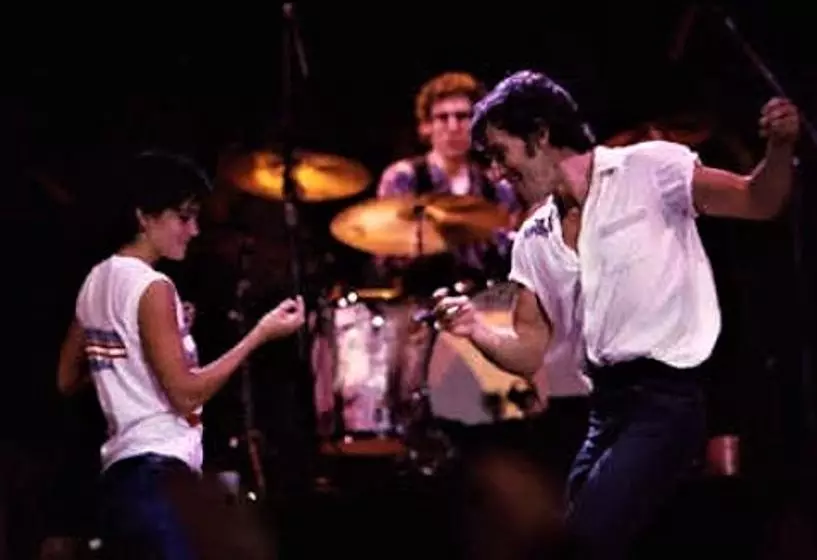 Bruce Springsteen သည် 'Dancing in the Dark' အတွက် အစမ်းလေ့ကျင့်နေသည်