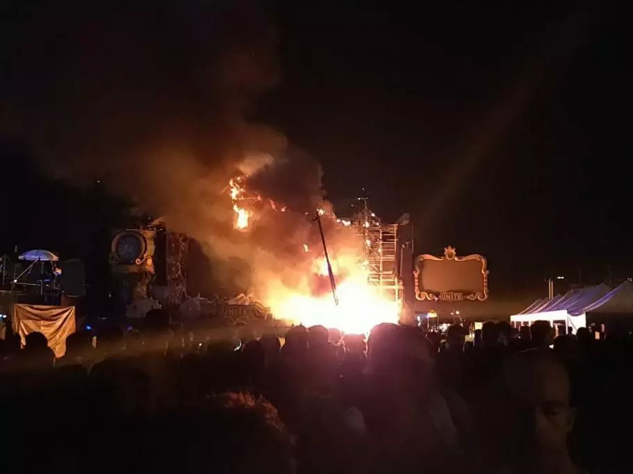 22 000 чалавек эвакуяваныя з-за катастрафічнага пажару на сцэне іспанскага музычнага фестывалю