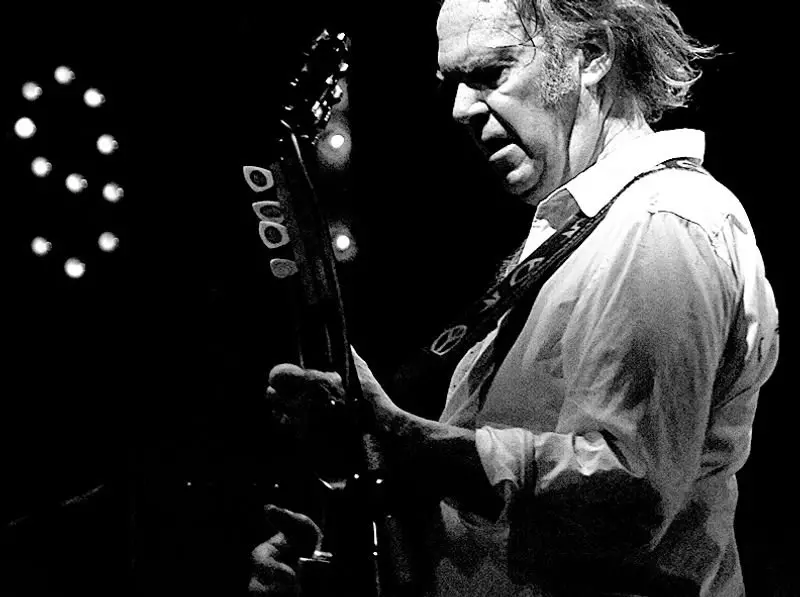 Neil Young-ek Pegi Young emazte ohi zenari omenaldia egiten dio